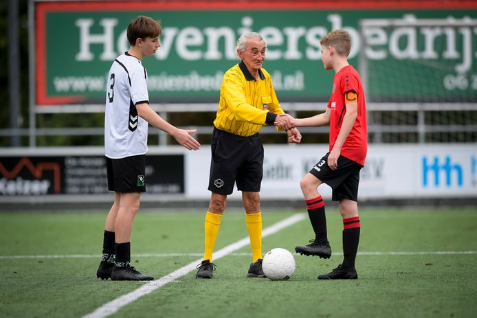 Joop (86) is straks misschien wel de ‘beste amateurscheidsrechter’ van ...