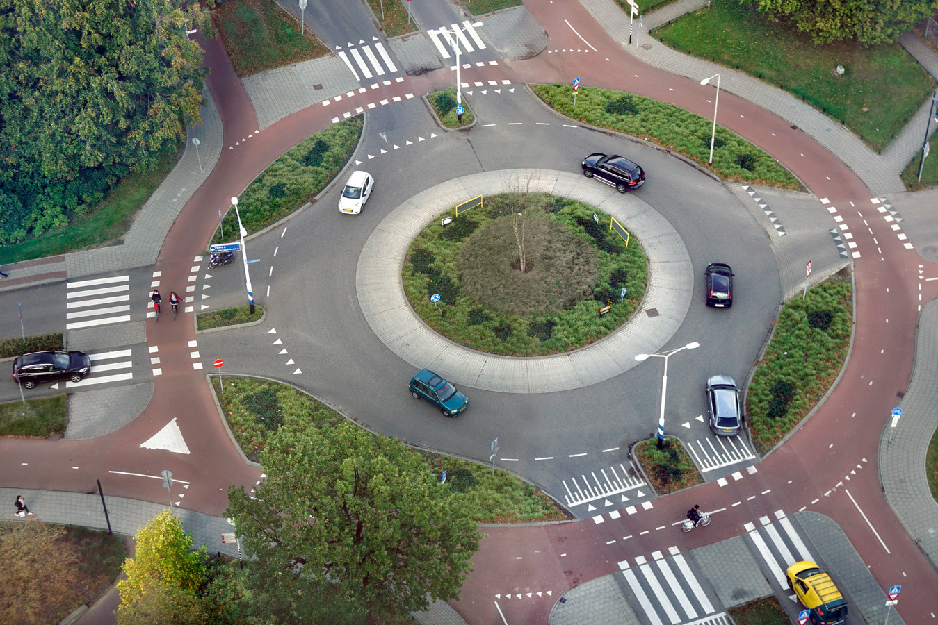 ‘Mag een rotonde tweerichtingsverkeer voor fietsers hebben?’ | Foto ...