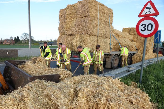 Landbouwer verliest balen stro: rijbaan anderhalf uur afgesloten | Sint ...