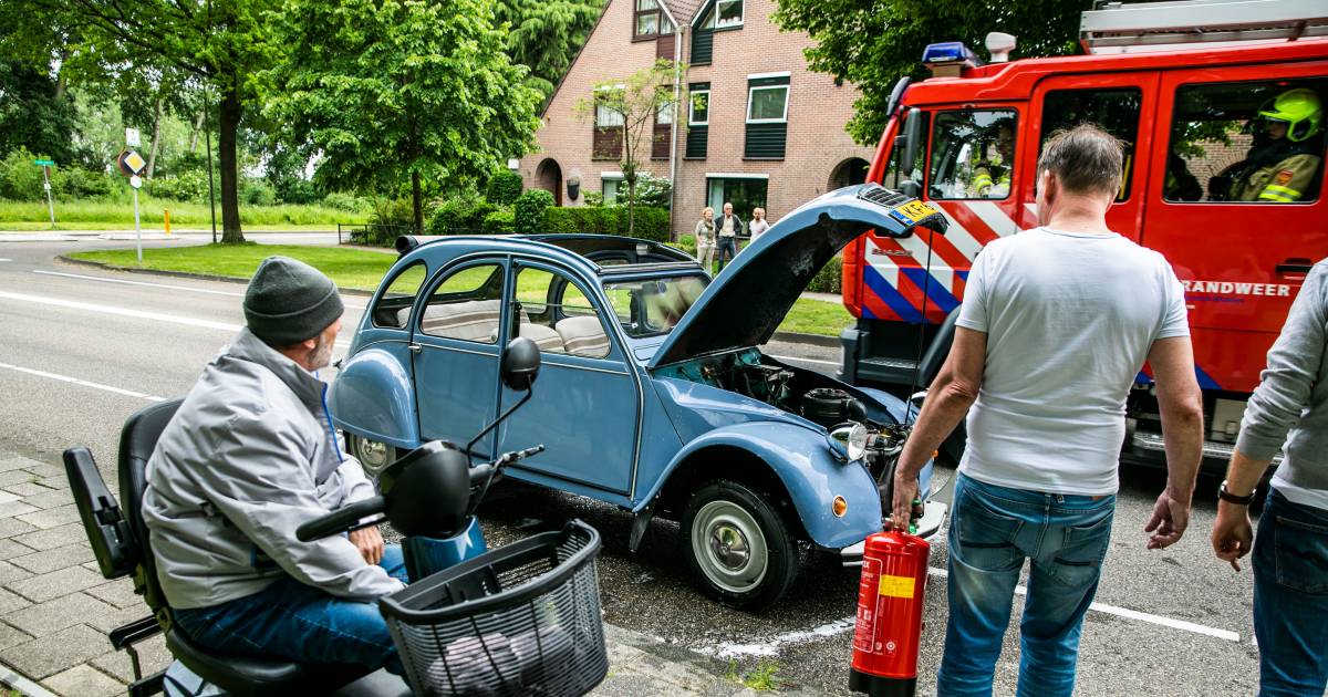 ‘Eend’ begint plots te roken, buurtbewoners redden klassieke auto in ...