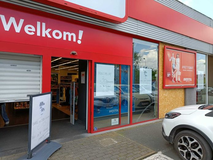 Uitverkoop Bristol gaat van start, mensen schuiven aan nog voor winkel ...