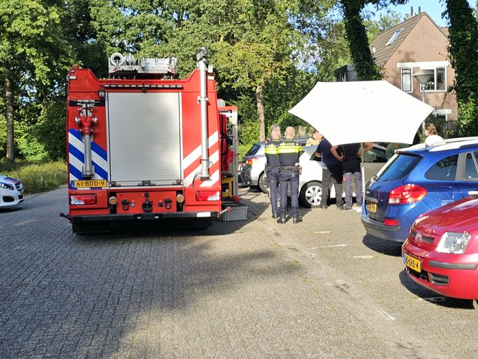 Peuter door brandweer bevrijd uit auto in Ede | Ede | gelderlander.nl