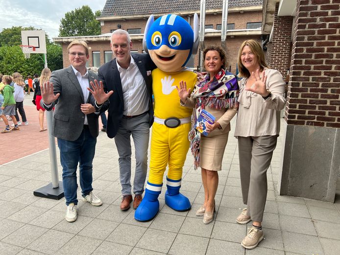 Diest stelt High-Five-project met superheld voor: “Een slimme oplossing ...