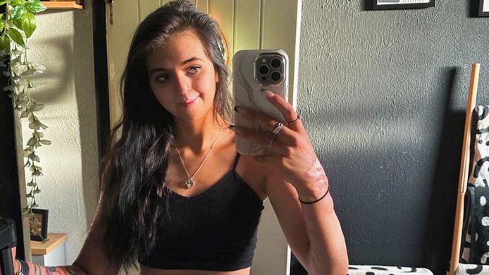 Abbygail (21) ziet agenten in haar huis Netflix kijken en gewichten heffen terwijl zij crisis ...