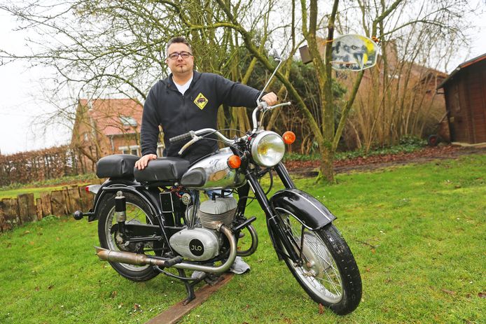 Pierre krijgt historische motorfiets van verdwenen merk Lion-Rapide ...