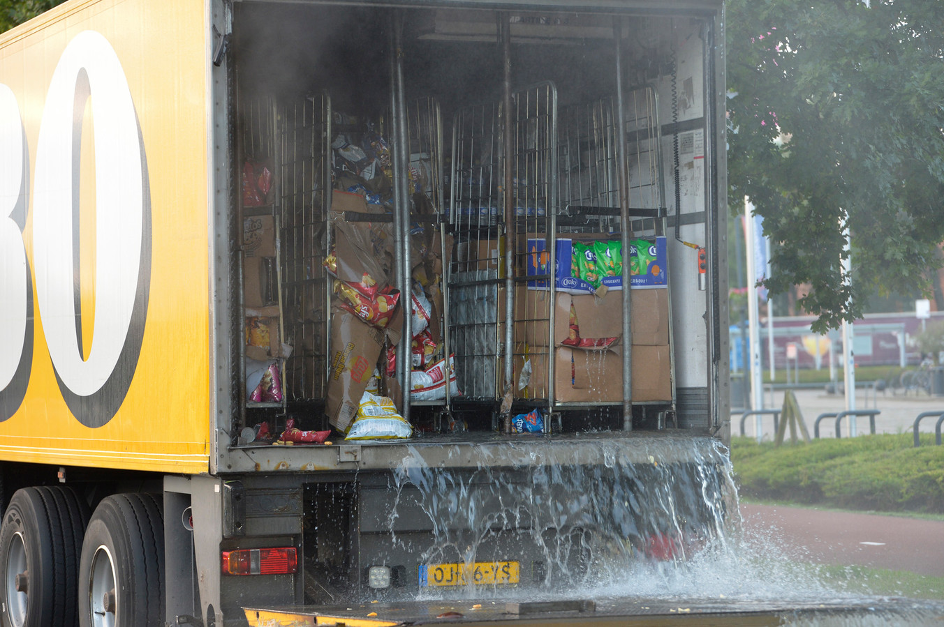 Jumbo-vrachtwagen vliegt in brand na vertrek bij distributiecentrum ...