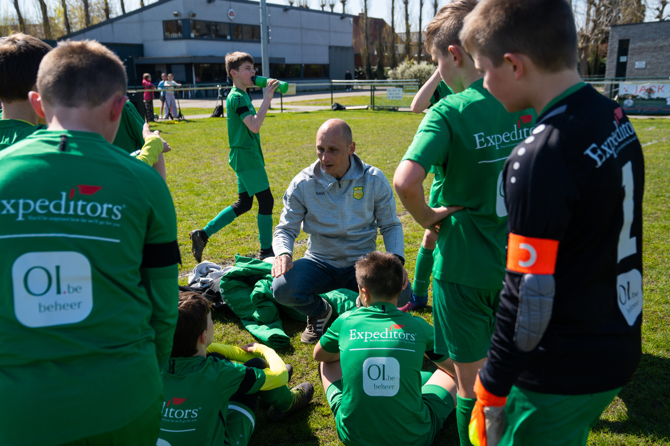 Klasgenootjes herdenken Jack (11) op veld waar hij leerde voetballen ...