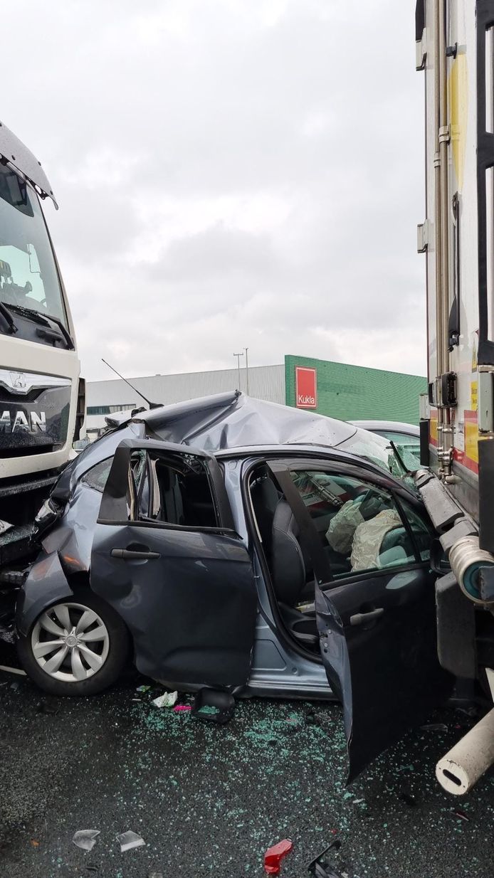 Auto verwoest door botsing met twee vrachtwagens op A16 bij Hazeldonk, geen gewonden | Breda ...