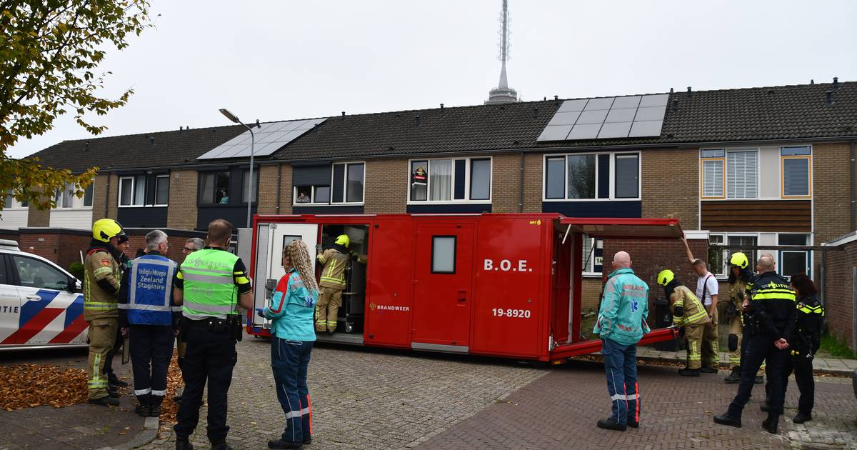 Vier agenten in aanraking met gevaarlijke stof in Goes, explosieven opruimingsdienst ingezet bij ...