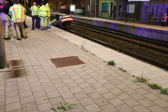 Bestuurder belandt ondersteboven op spoor net nadat trein station ...