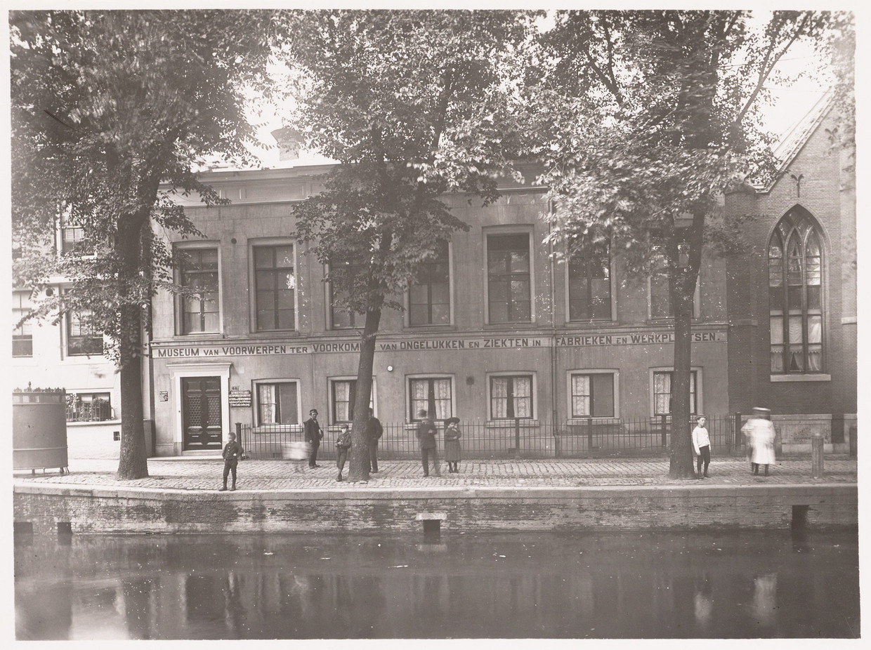 De voormalige soa-poli op de Groenburgwal was ooit een fameus laboratorium