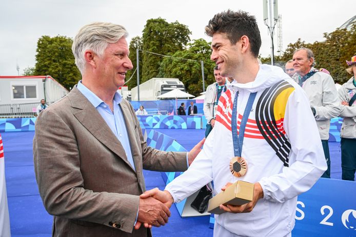 IN BEELD. Zo uitgelaten zag u hen nog niet vaak: ook koning Filip en ...