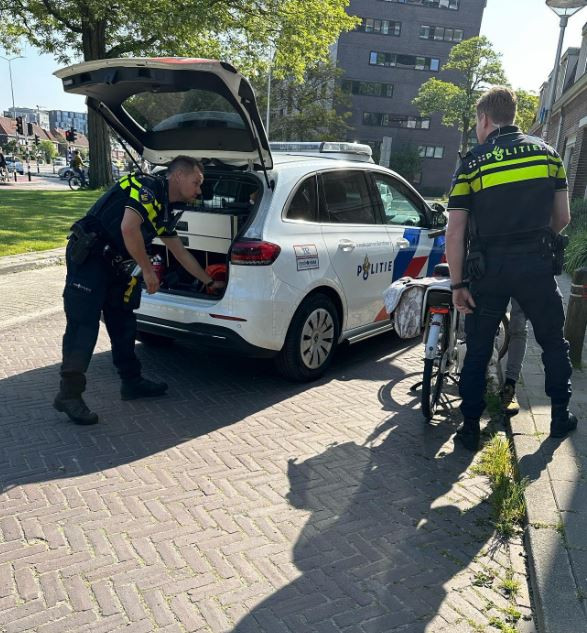 Brutale dief steelt fiets en wordt bijna aangereden als hij over drukke ...