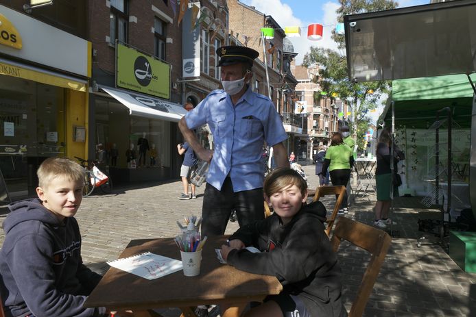 Gezinsbond bestaat 100 jaar en schakelt postbode in om berichten over ...