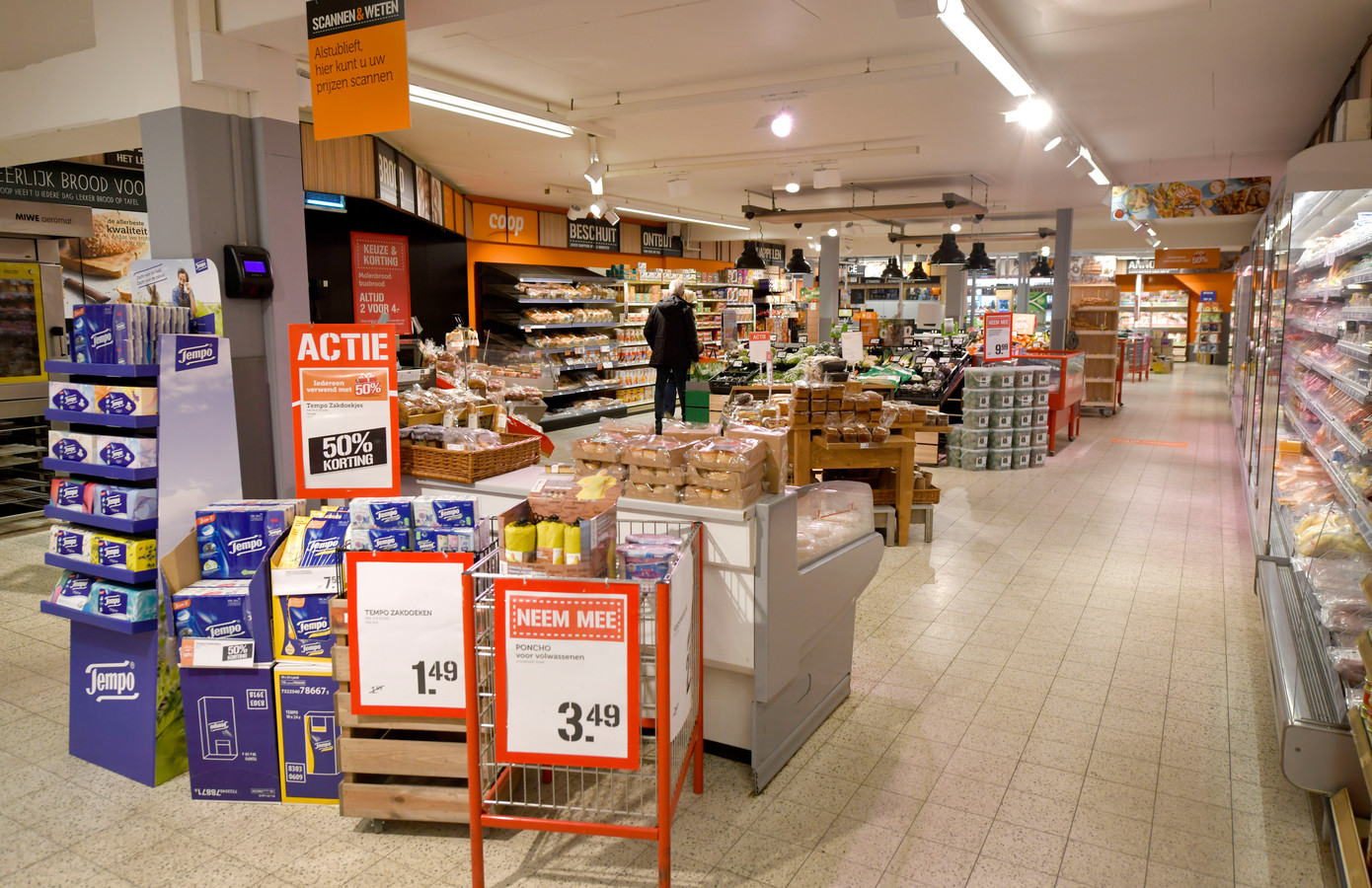 De 91-jarige Fien doet dagelijks boodschappen bij de super in Beltrum ...