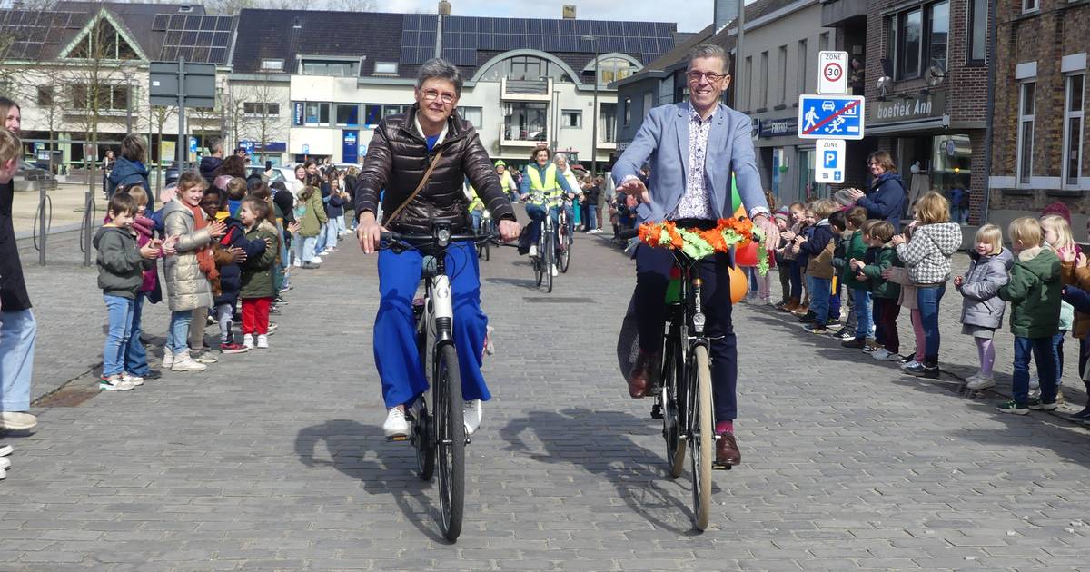 ‘Meester Patrick’ fietst voor de laatste keer naar zijn school in ...