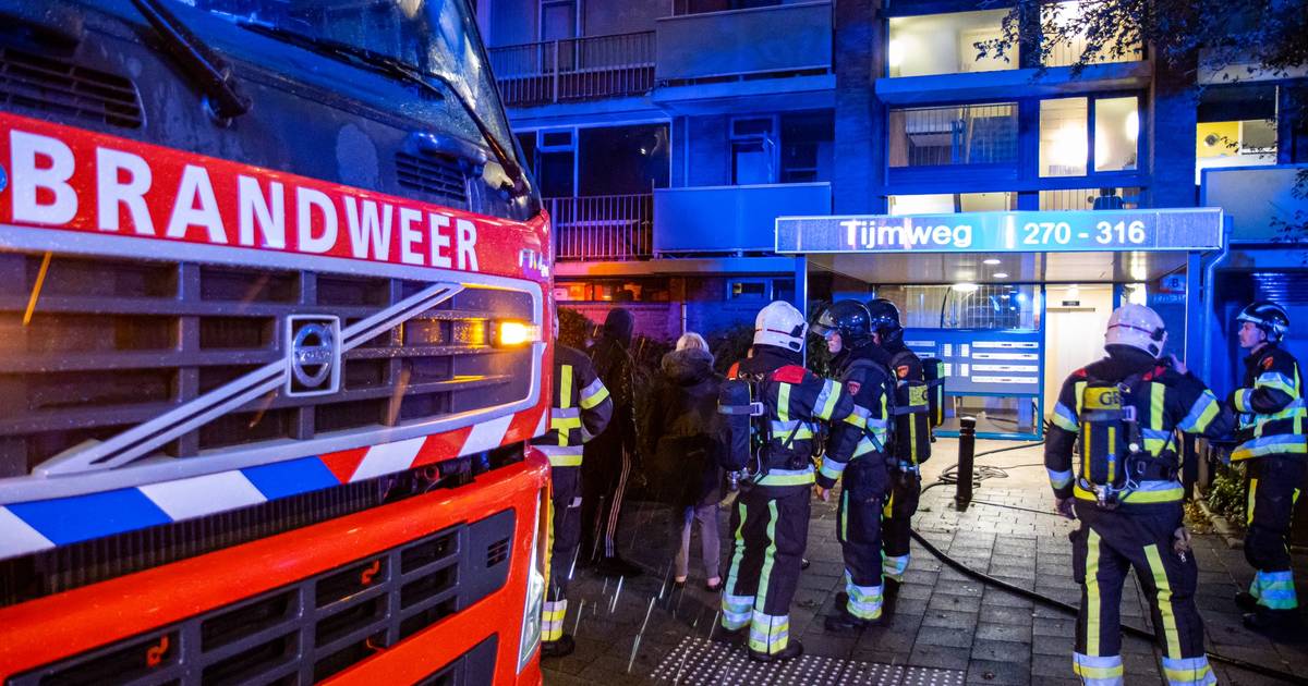 Brand in portiekflat in Rotterdam-Hoogvliet: vijf mensen naar het ...