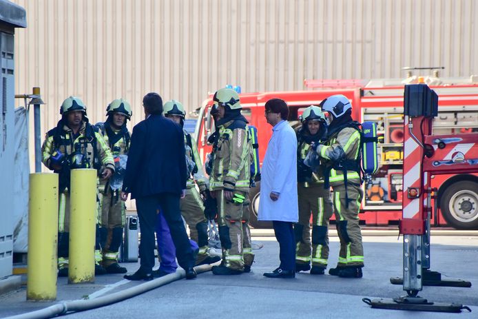 Hevige silobrand bij Soubry: Trakelweg urenlang afgesloten | Roeselare ...
