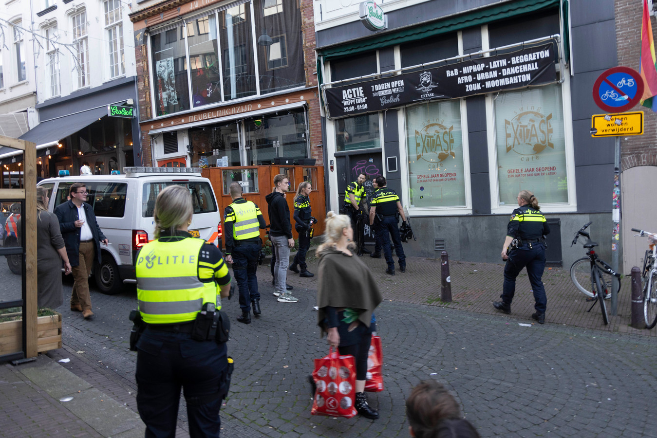 Krakers en politie opnieuw tegenover elkaar in café Extase in Nijmegen ...