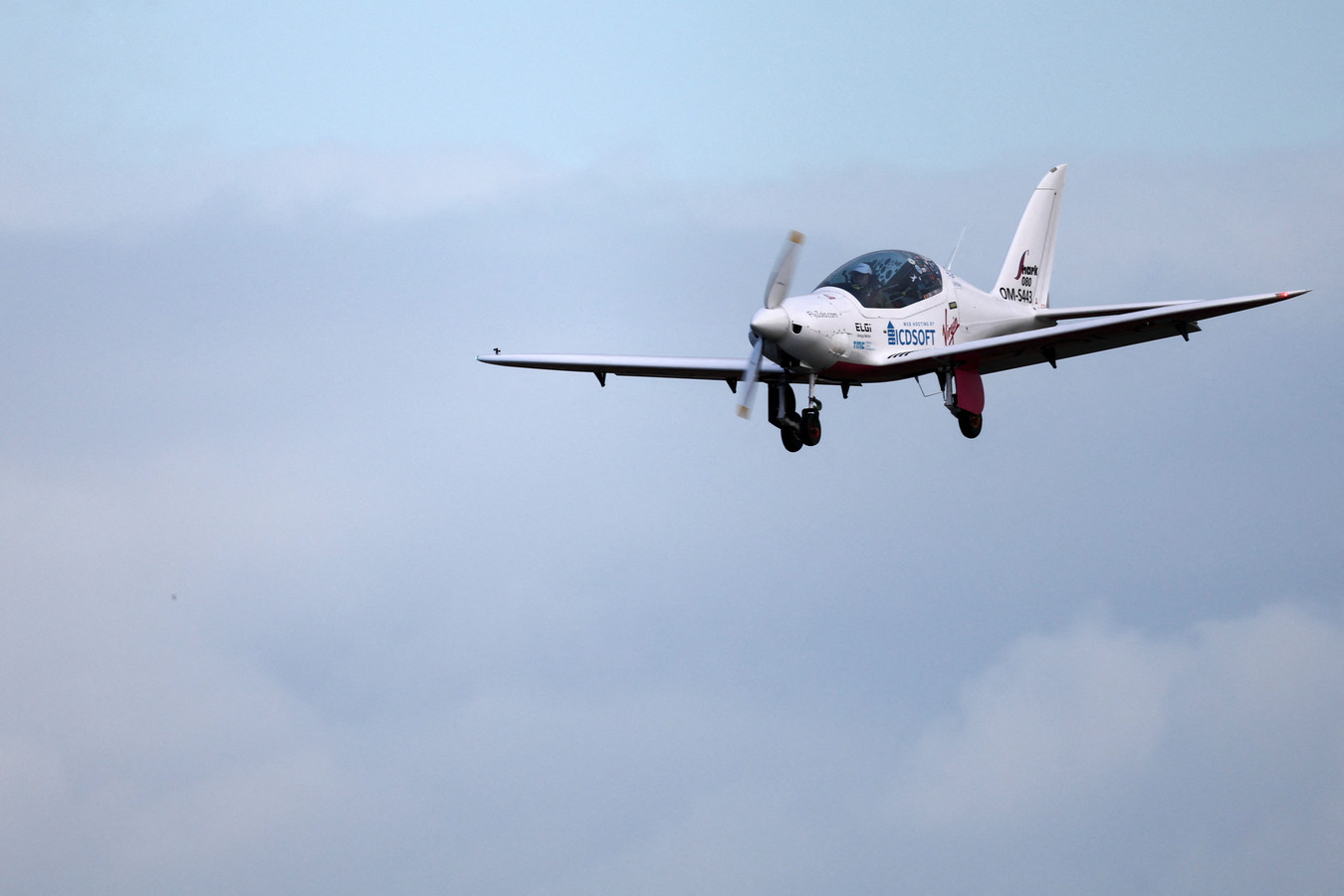 Record battu: une Belge de 19 ans devient la plus jeune aviatrice à ...