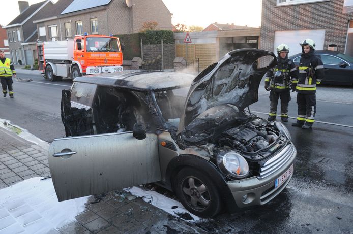 Mini Cooper brandt volledig uit | Kortrijk | hln.be
