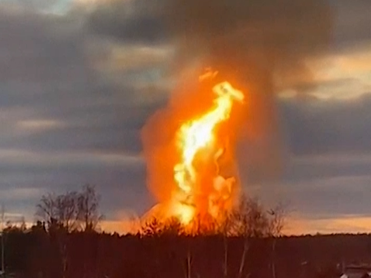Beelden tonen gigantische toren van vlammen na ontploffing gasleiding ...