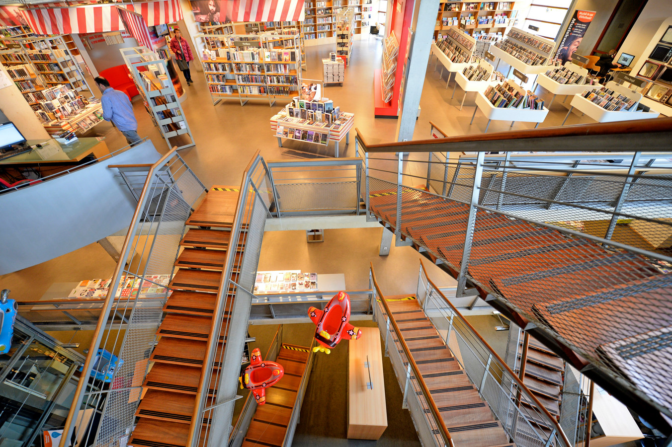 Almelose bibliotheek gaat woensdag weer open voor publiek | Foto | AD.nl