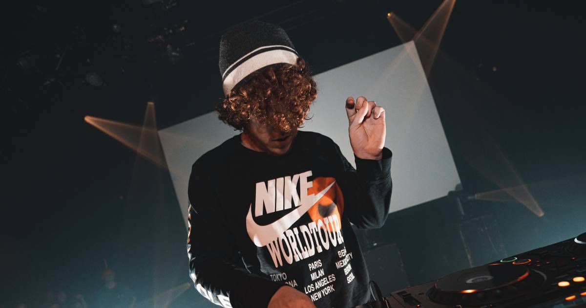 Producer Gladde Paling trekt volle zalen met nummers vol absurde humor ...