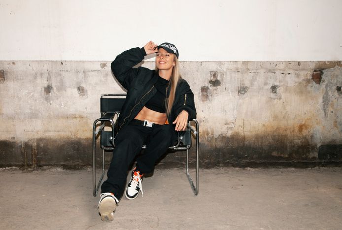 Zangeres Sera zet haatreacties om in grote hit en start met eerste tour ...