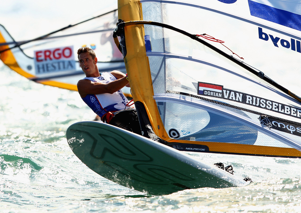 Surfkampioen Van Rijsselberghe draagt Nederlandse vlag tijdens ...