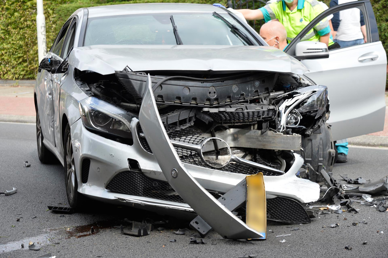 Frontale botsing met twee auto's in Breda, bestuurder gewond | Foto | AD.nl