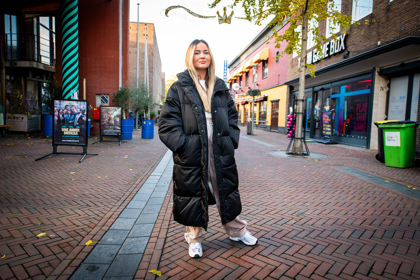 Lotte Lizz (26) hing aan haar haren uit het raam, maar helpt nu andere ... Lotte Lizz (26) hing aan haar haren uit het raam, maar helpt nu andere ...