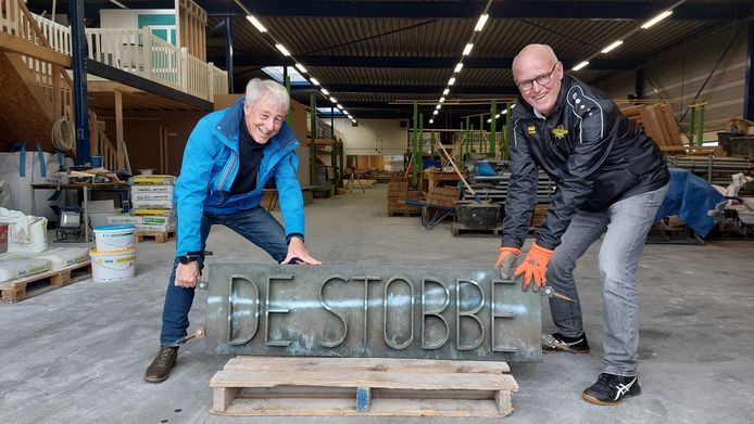 Naamborden van historische panden in Vroomshoop van sloop gered ...