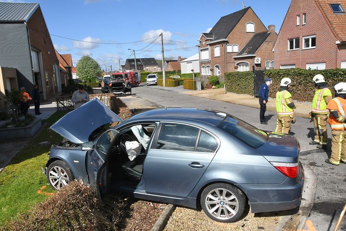 Twee auto’s knallen op elkaar op kruispunt met voorrang van rechts: twee kinderen raken ...
