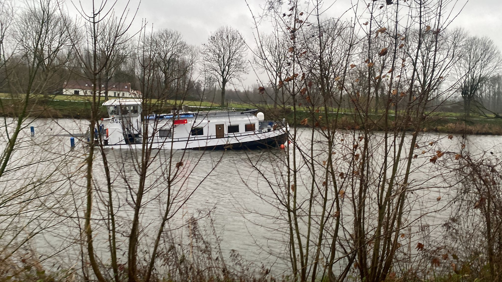 Binnenschip zinkt in de Schelde: “Geen gevaarlijke stoffen vrijgekomen ...