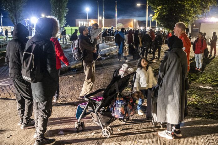 Asielzoekers op luchthaven schilderen school, knappen sportkantine op ...