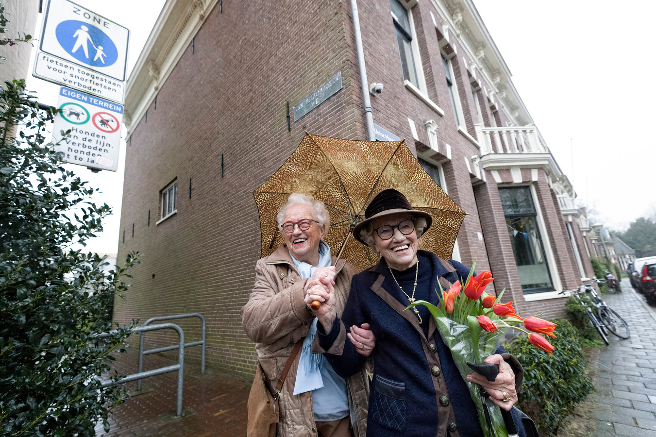 BFF's Heleen (92) en Erny (92) bellen uren met elkaar: ‘Maar dan moet ...