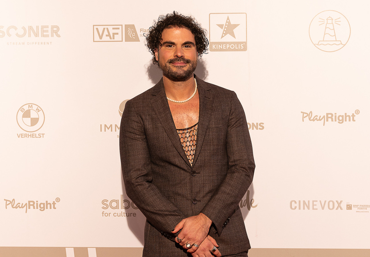 Riadh Bahri over de homofobe reacties op z’n outfit tijdens de Ensors ...