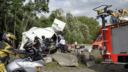 Drie doden bij zwaar ongeval met bestelwagen in Overijse | Binnenland | hln.be