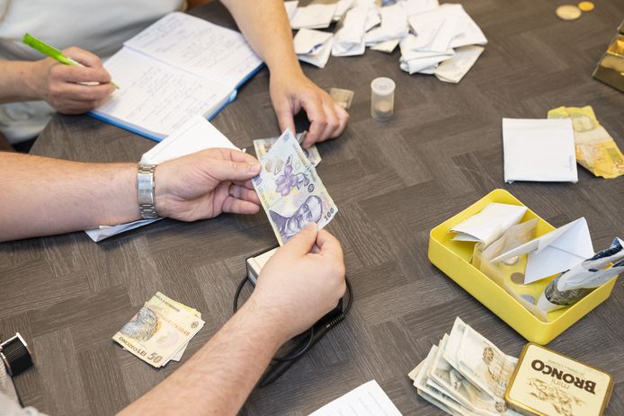 “3 schamele muntjes leveren me al 15 euro op.” Onze journaliste trok ...