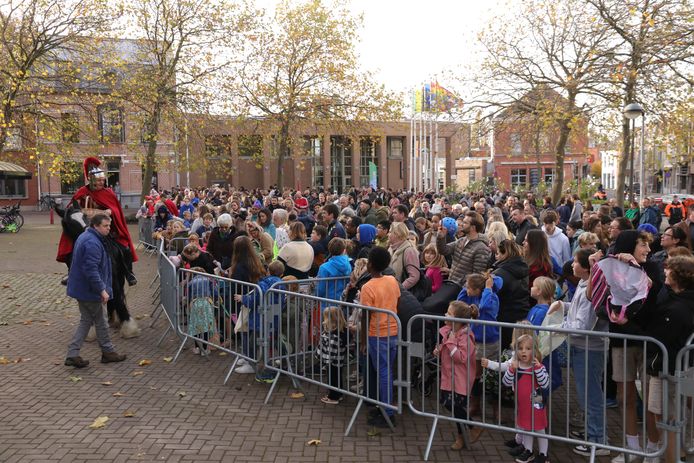 Kindervriend Sint-Maarten strooit met snoep tijdens rondgang te paard ...