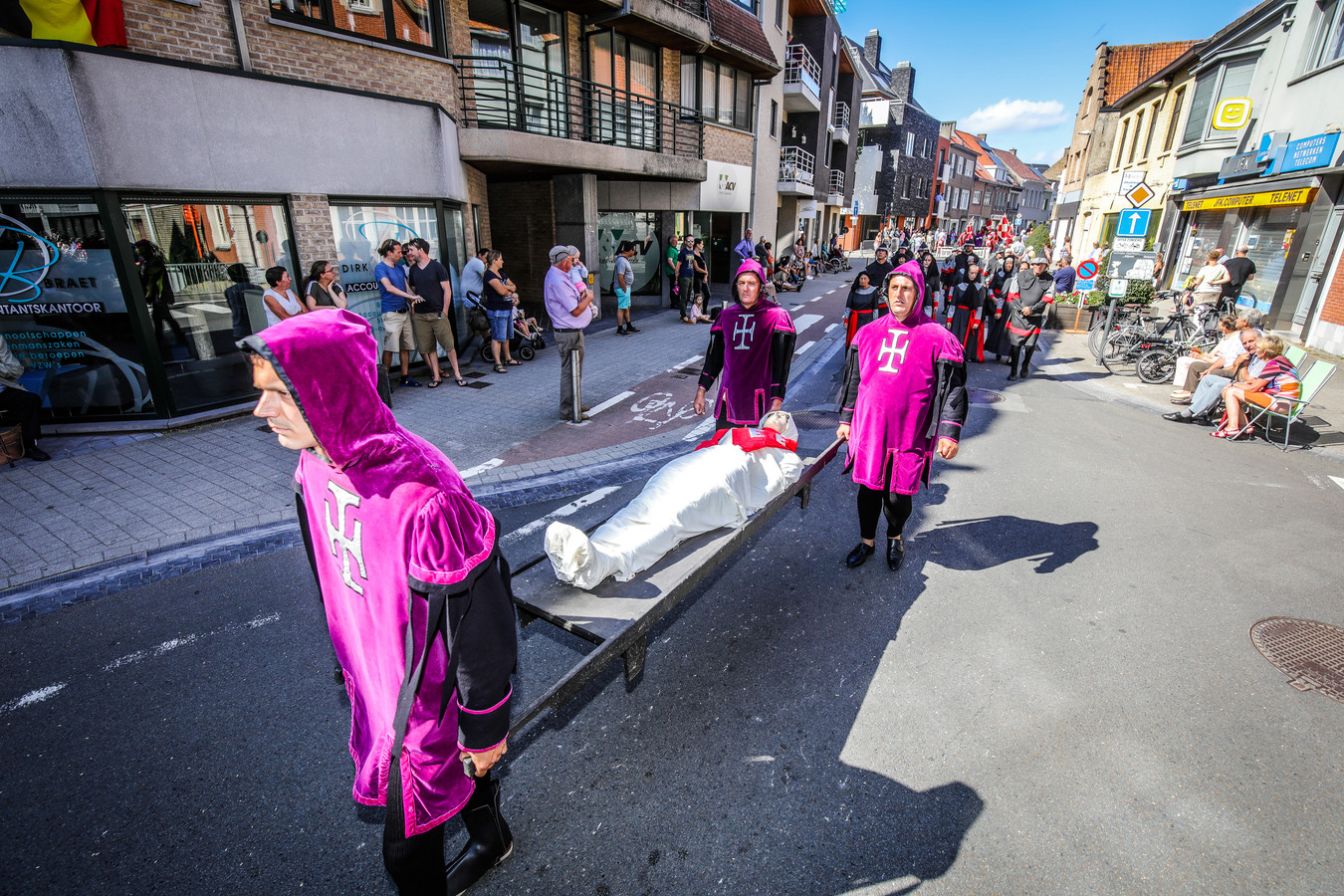 IN BEELD. Eeuwenoude Godelieveprocessie trekt door de Gistelse ...