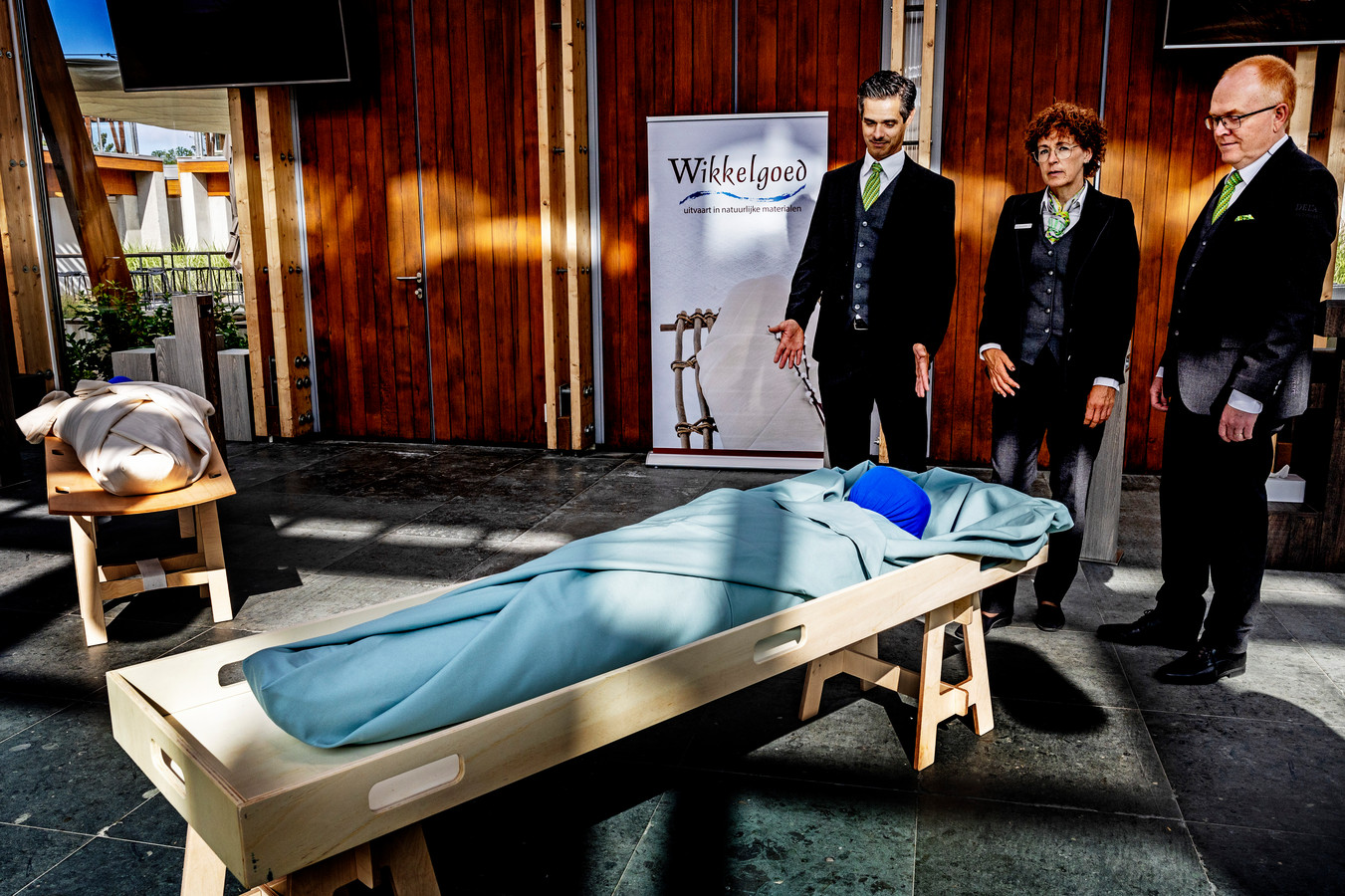 Overledenen steeds vaker opgebaard in een lijkwade: ‘Persoonlijker ...