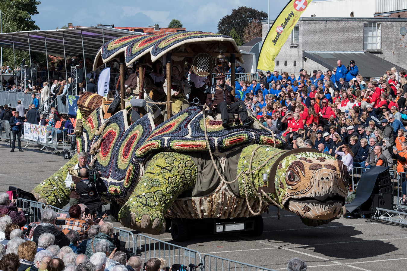 Nog even nagenieten! Dit was het Fruitcorso 2022 | Foto | AD.nl