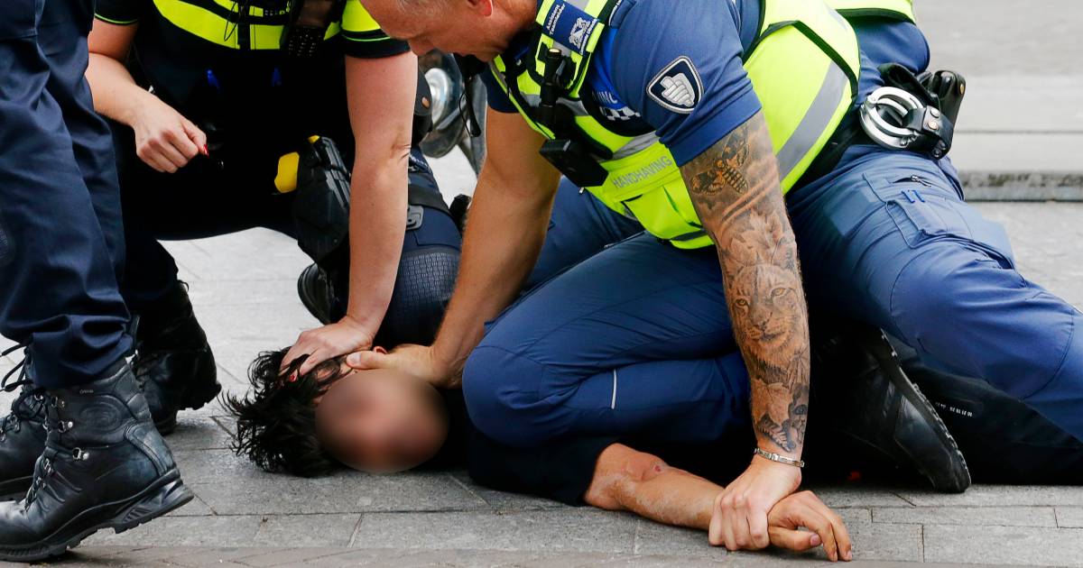 Het Stationsplein van Utrecht CS: verslaafden en ‘veiligelanders’ maken ...