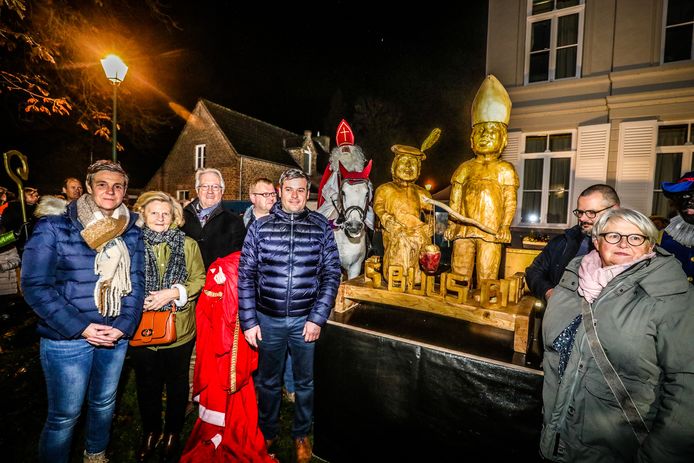 IN BEELD. Bietenstoet en onthulling van Sint-Maartensbeeld in Ichtegem ...