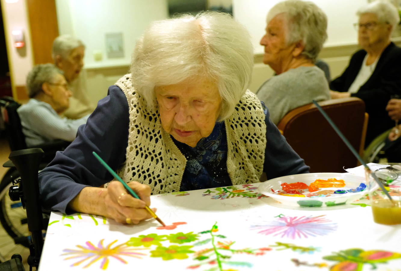 IN BEELD. Bewoners van woonzorgcentrum Sint-Jozef schilderen hun uitzicht: “Kunst werkt als ...