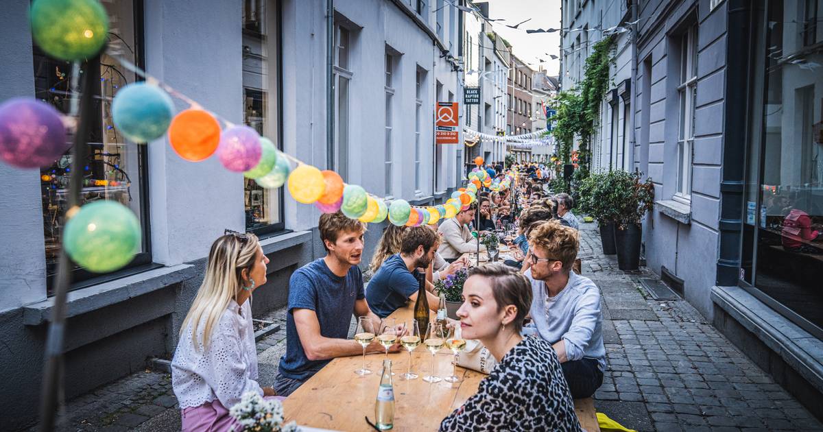 De langste tafel van Gent? Die staat twee dagen lang in de Bennesteeg ...