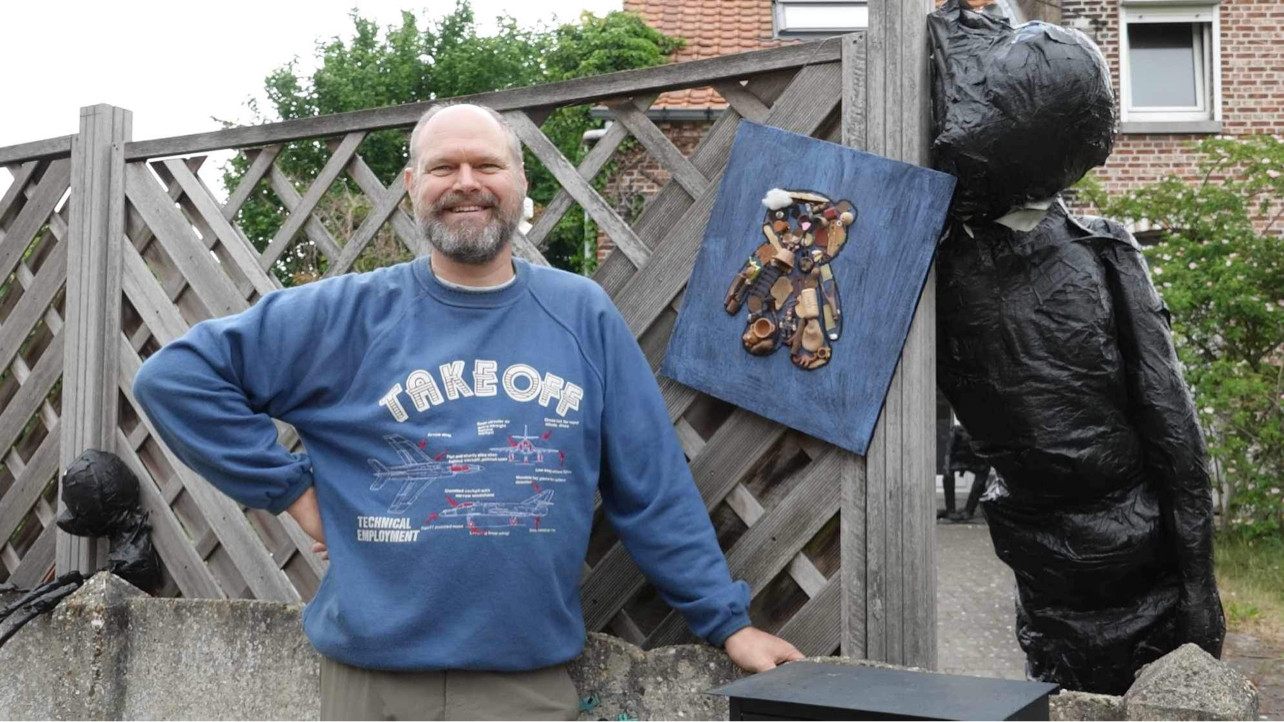 Ann opent minibib met boeken van haar vriend die onverwacht overleed op ...