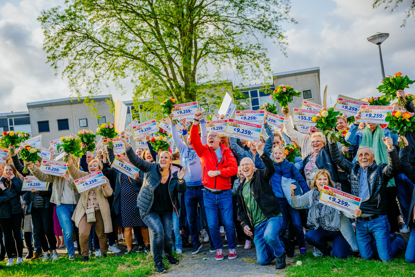 89-spijkenissers-winnen-samen-n-miljoen-met-postcode-loterij-foto